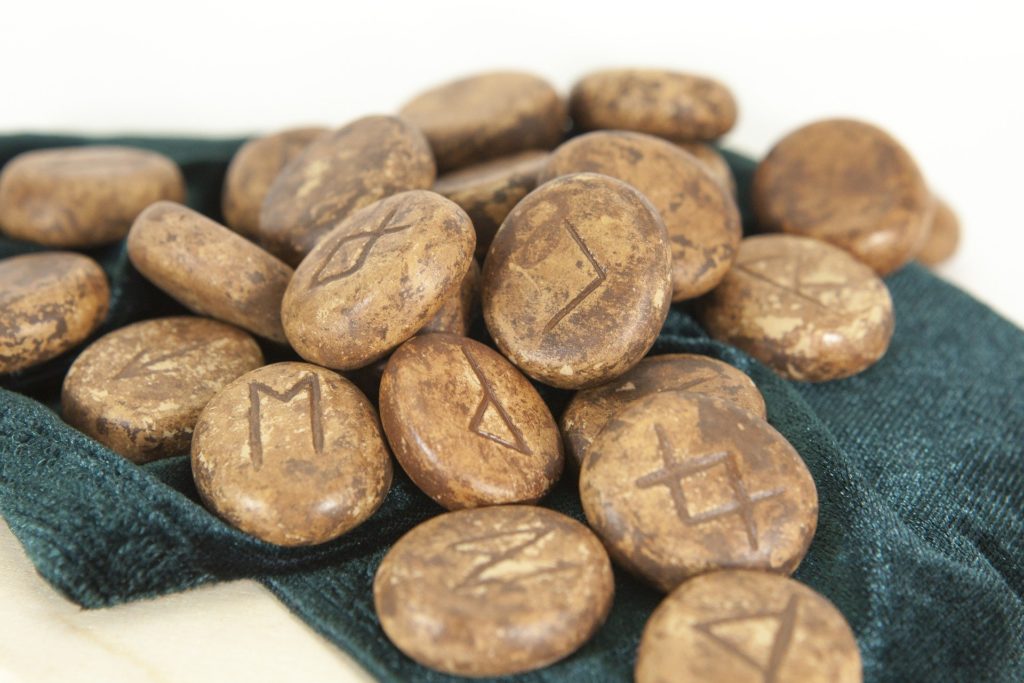 Runes de divination ou divinatoires : utilisations, achat, prix